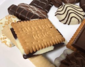 コストコで『カークランド クッキーアソート(ベルギーチョコレート)』がクリスマス缶で超おいしい！ | 買てみた