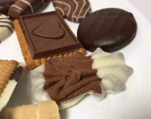 コストコで『カークランド クッキーアソート(ベルギーチョコレート)』がクリスマス缶で超おいしい！ | 買てみた