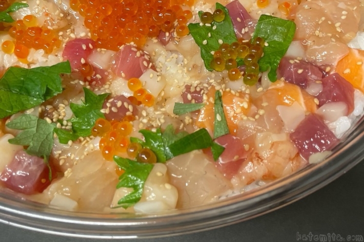 コストコの『きらめき海鮮漬けちらし』がサーモン、マグロ、真鯛、エビ、イクラと具がたっぷりで美味しい！ | 買てみた