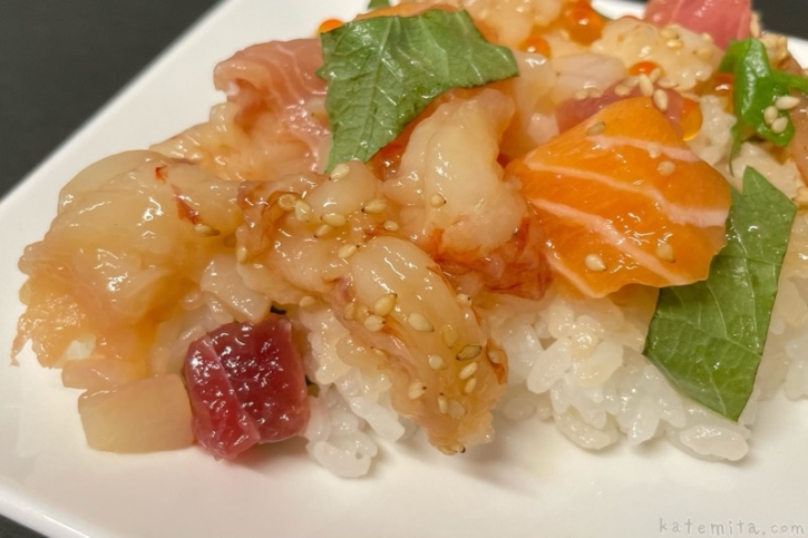 コストコの『きらめき海鮮漬けちらし』がサーモン、マグロ、真鯛、エビ、イクラと具がたっぷりで美味しい！ | 買てみた