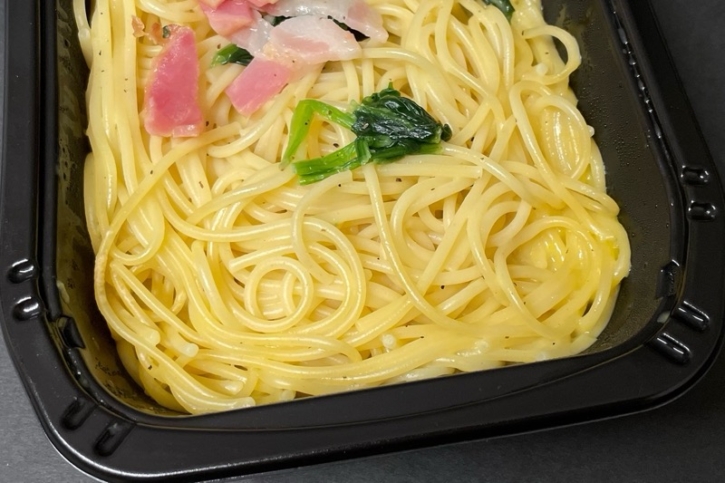 ニップンの『オーマイ Big カルボナーラ』が冷凍パスタでベーコンとほうれん草入りで美味しい！ | 買てみた