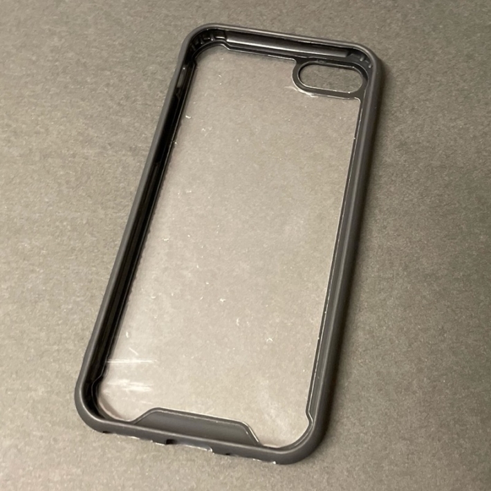100均の『iPhoneSE対応 スマートフォンケース カラーフレーム背面クリアタイプ』がシンプル！ | 買てみた