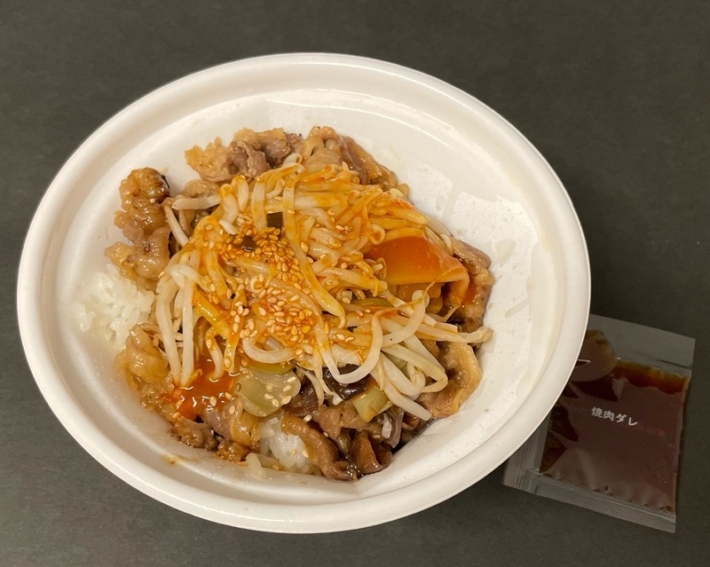 すき家の『麻辣もやし牛カルビ丼』がもやしとザーサイにピリ辛な味で美味しい！ | 買てみた