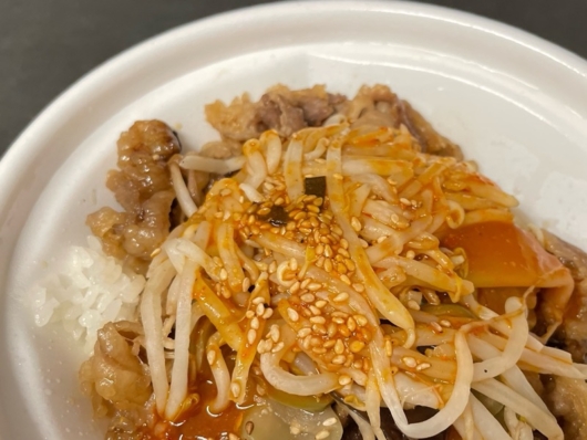 すき家の『麻辣もやし牛カルビ丼』がもやしとザーサイにピリ辛な味で美味しい！ | 買てみた