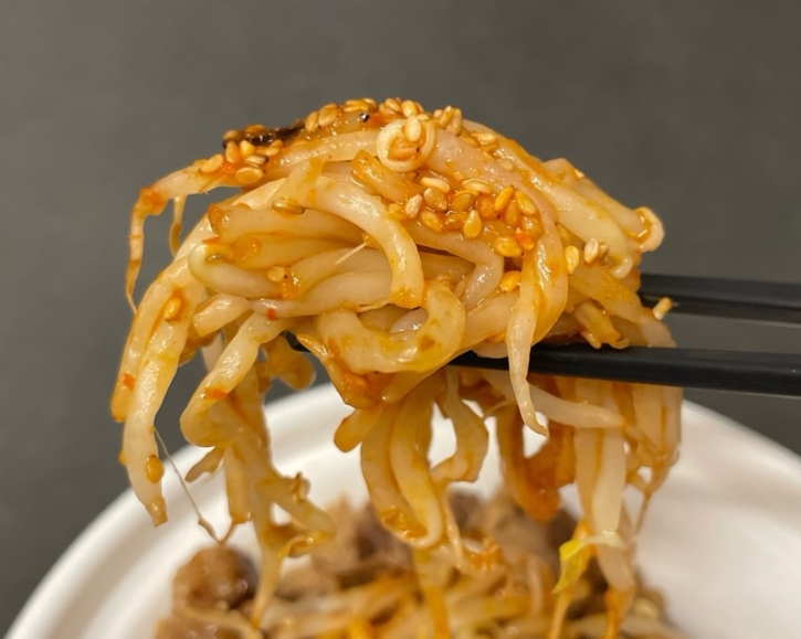 すき家の『麻辣もやし牛カルビ丼』がもやしとザーサイにピリ辛な味で美味しい！ | 買てみた