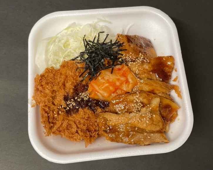 かつやの『豚カルビ焼肉とチキンカツの合い盛り丼』がキムチの海苔が乗って欲張りな美味しさ！ | 買てみた