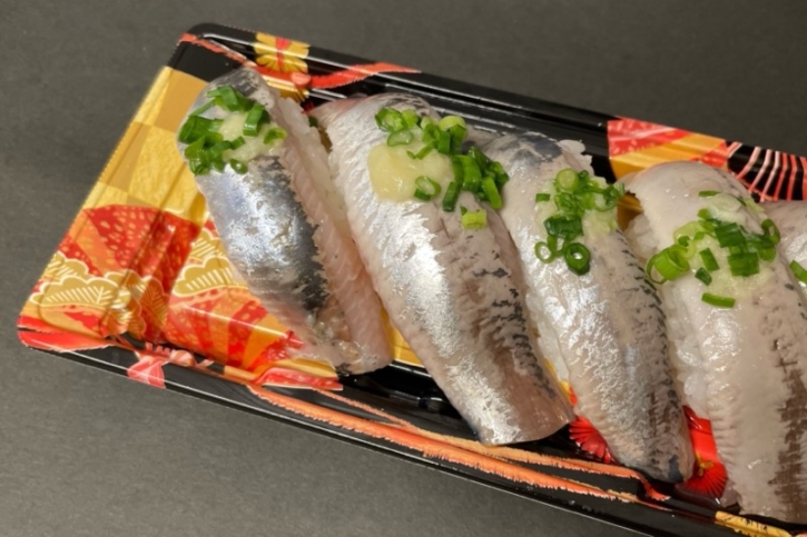 ロピアの『いわし握り寿司』が大きなネタのパック寿司で美味しい！ | 買てみた