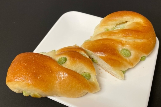 イオンビッグの『枝豆チーズ』のパンが生地に枝豆が入って美味しい！ | 買てみた
