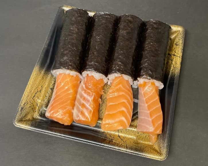 ロピアの『魚萬 はみ出し巻(サーモン)』が巻き寿司からはみ出る美味しさ！ | 買てみた