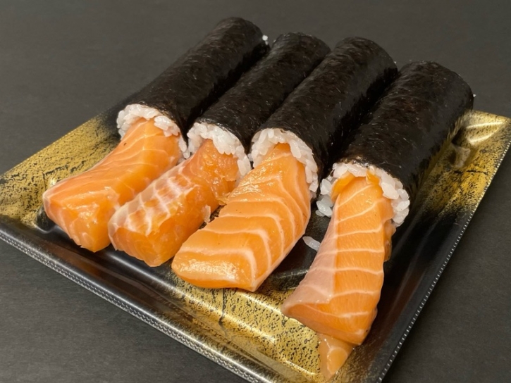 ロピアの『魚萬 はみ出し巻(サーモン)』が巻き寿司からはみ出る美味しさ！ | 買てみた