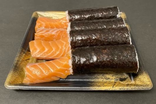 ロピアの『魚萬 はみ出し巻(サーモン)』が巻き寿司からはみ出る美味しさ！ | 買てみた