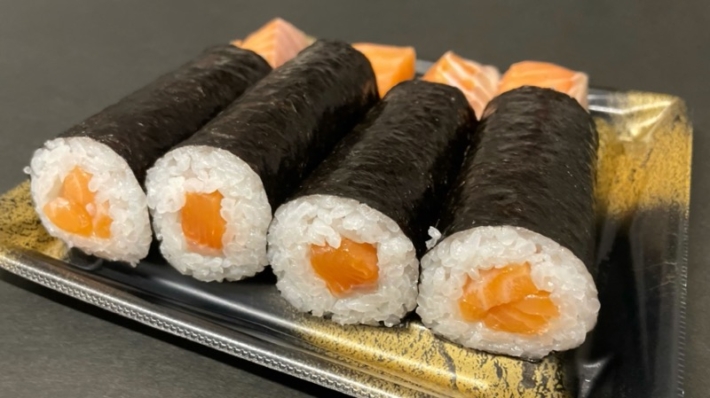 ロピアの『魚萬 はみ出し巻(サーモン)』が巻き寿司からはみ出る美味しさ！ | 買てみた