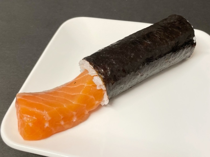 ロピアの『魚萬 はみ出し巻(サーモン)』が巻き寿司からはみ出る美味しさ！ | 買てみた