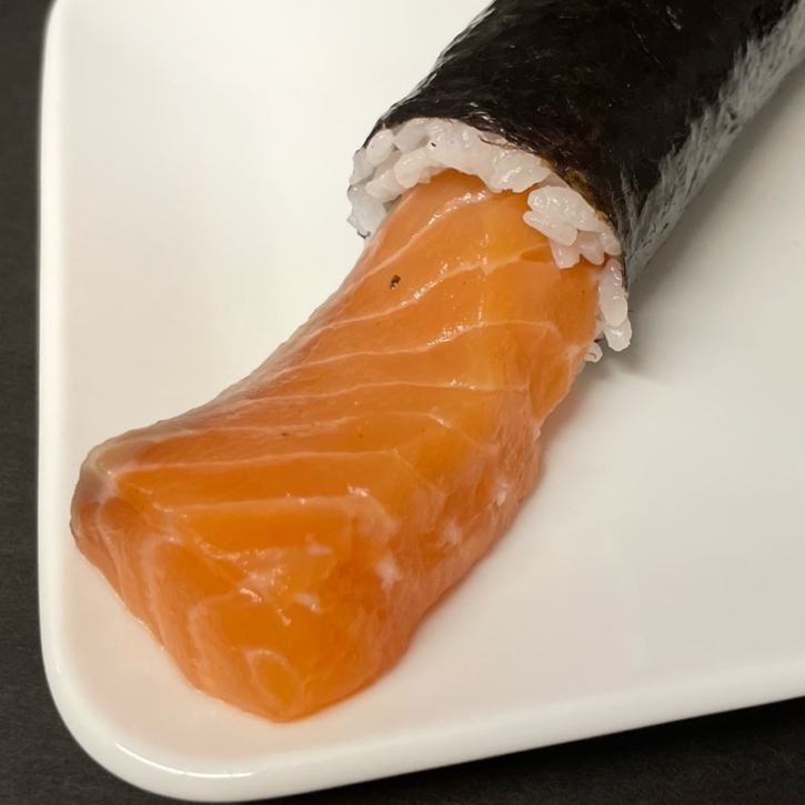 ロピアの『魚萬 はみ出し巻(サーモン)』が巻き寿司からはみ出る美味しさ！ | 買てみた