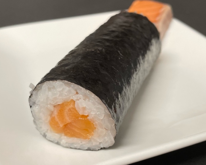 ロピアの『魚萬 はみ出し巻(サーモン)』が巻き寿司からはみ出る美味しさ！ | 買てみた