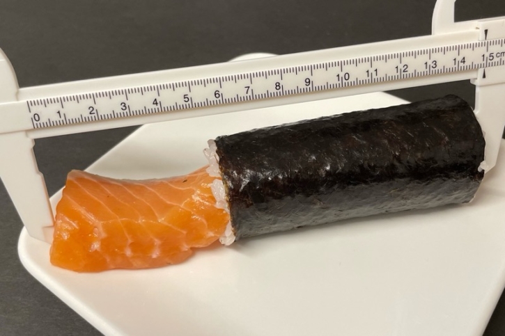 ロピアの『魚萬 はみ出し巻(サーモン)』が巻き寿司からはみ出る美味しさ！ | 買てみた
