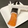 ロピアの『魚萬 はみ出し巻(サーモン)』が巻き寿司からはみ出る美味しさ！ | 買てみた