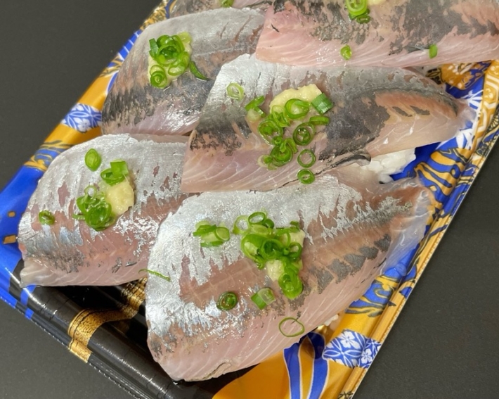 ロピアの『真あじ握り寿司』がパック寿司で8貫全て真あじで美味しい！ | 買てみた