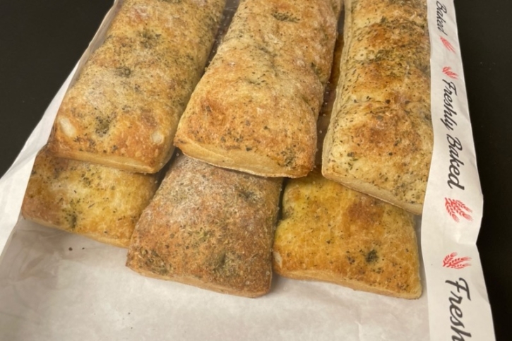 コストコの『フォカッチャファインハーブ』が肉や魚に合うハーブの香りで美味しい！ | 買てみた