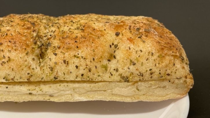 コストコの『フォカッチャファインハーブ』が肉や魚に合うハーブの香りで美味しい！ | 買てみた