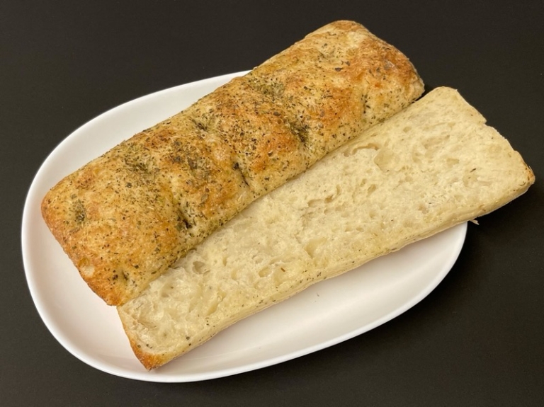 コストコの『フォカッチャファインハーブ』が肉や魚に合うハーブの香りで美味しい！ | 買てみた