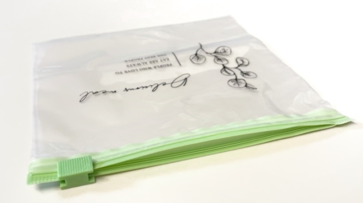 100均の『フリーザーバッグ ボタニカル S 13枚』がオシャレな柄でスライダー付き！ | 買てみた