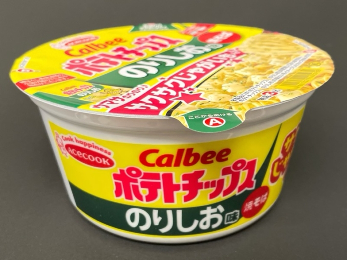 エースコックの『カルビーのりしお味焼そば サクサクじゃがいも入り』がポテトチップス風パッケージ！ | 買てみた