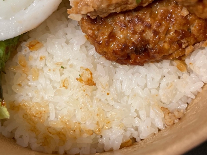 ロピアの『ロコモコ丼』がハンバーグと卵にフライドポテトでガッツリ！ | 買てみた