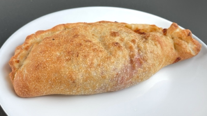 コストコの『カルツォーネ』がフードコートの商品でソーセージたっぷりで美味しい！ | 買てみた