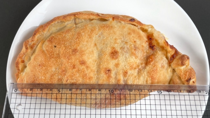 コストコの『カルツォーネ』がフードコートの商品でソーセージたっぷりで美味しい！ | 買てみた