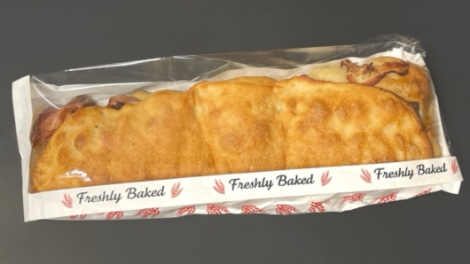 コストコの『ベーコンバトン』がふわふわ生地にベーコンとブラックペッパーで大きくて美味しい！ | 買てみた