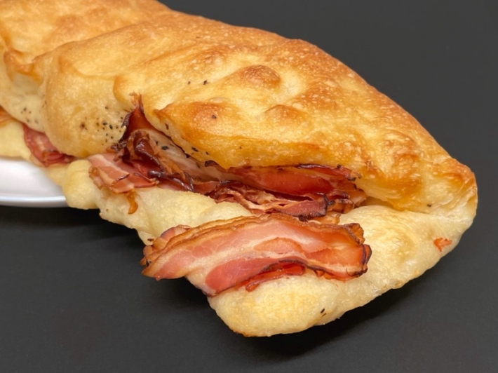 コストコの『ベーコンバトン』がふわふわ生地にベーコンとブラックペッパーで大きくて美味しい！ | 買てみた