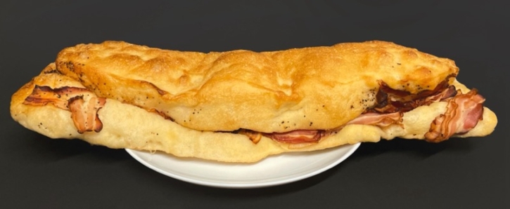 コストコの『ベーコンバトン』がふわふわ生地にベーコンとブラックペッパーで大きくて美味しい！ | 買てみた