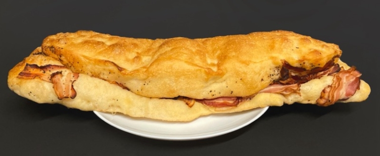 コストコの『ベーコンバトン』がふわふわ生地にベーコンとブラックペッパーで大きくて美味しい！ | 買てみた
