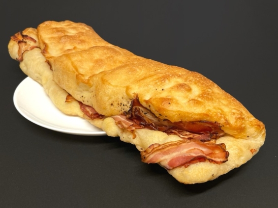 コストコの『ベーコンバトン』がふわふわ生地にベーコンとブラックペッパーで大きくて美味しい！ | 買てみた