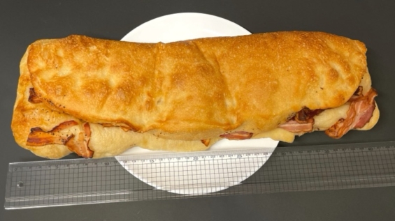 コストコの『ベーコンバトン』がふわふわ生地にベーコンとブラックペッパーで大きくて美味しい！ | 買てみた