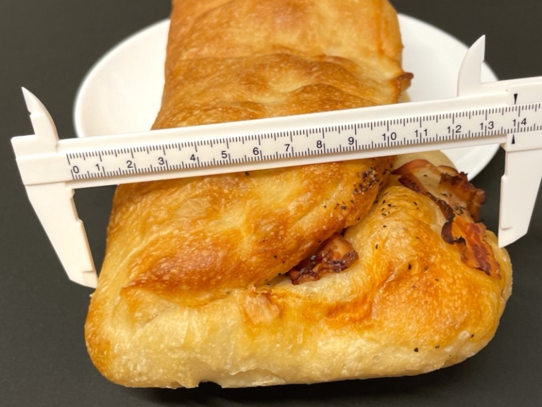 コストコの『ベーコンバトン』がふわふわ生地にベーコンとブラックペッパーで大きくて美味しい！ | 買てみた