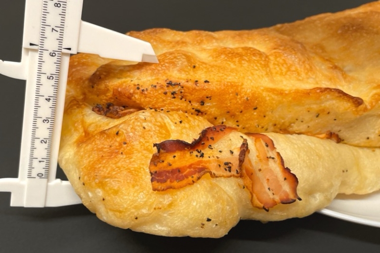 コストコの『ベーコンバトン』がふわふわ生地にベーコンとブラックペッパーで大きくて美味しい！ | 買てみた