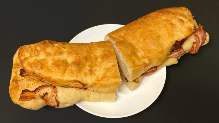 コストコの『ベーコンバトン』がふわふわ生地にベーコンとブラックペッパーで大きくて美味しい！ | 買てみた