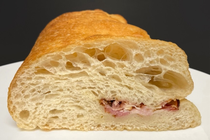 コストコの『ベーコンバトン』がふわふわ生地にベーコンとブラックペッパーで大きくて美味しい！ | 買てみた